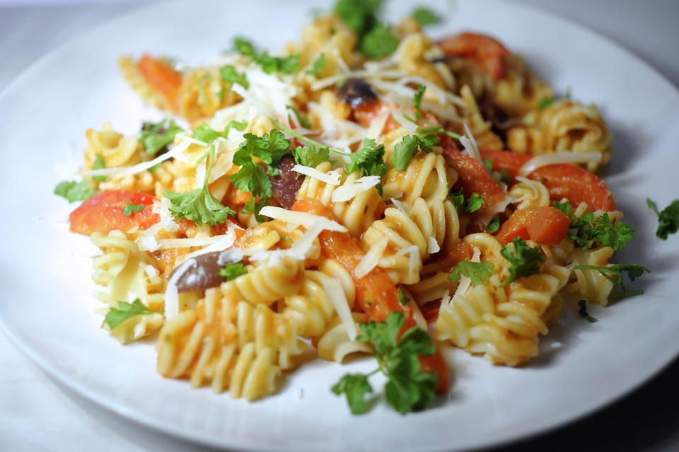 Pittige pasta met paprika en homemade tomatensaus - Keet Smakelijk