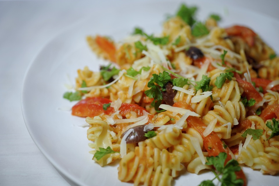 Pittige pasta met paprika en homemade tomatensaus - Keet Smakelijk